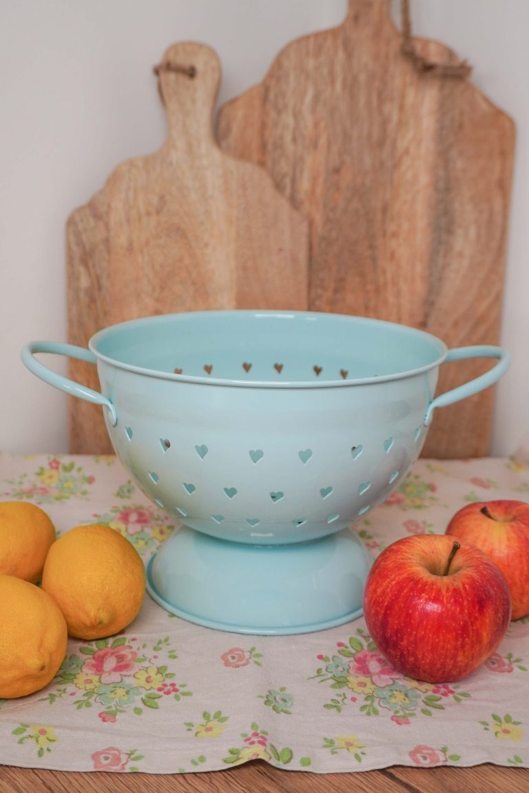 Kuhinjsko cedilo s srčki v pastel modri barvi 21 cm Isabelle Rose