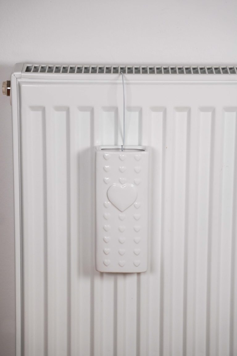 Keramični vlažilec prostora za radiator Srce v beli barvi Isabelle Rose
