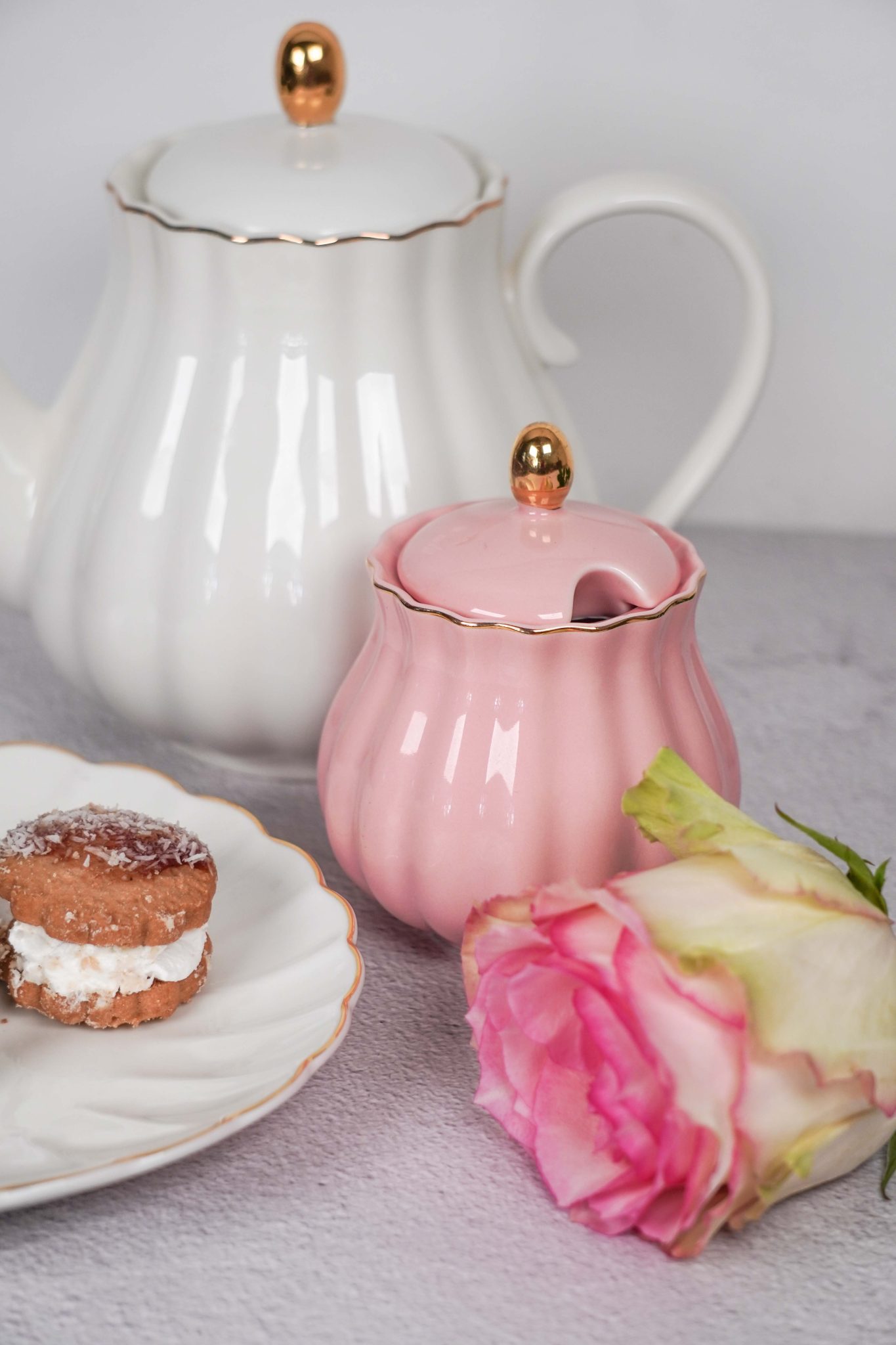 Porcelanasta Royal Rose sladkornica v roza barvi z zlatim robom 200 ml ...